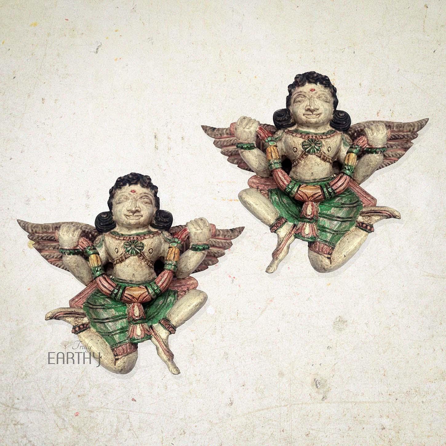 Wooden Angels with Garland – Truly Earthy
